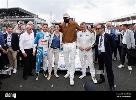 24H du Mans 2023 LeBron James et la ministre des Sports Amélie Oudéa