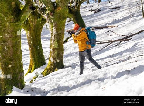 Photographe faisant un trekking avec un sac à dos prendre des photos d