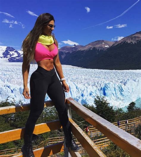 Carol Saraiva Posa De Biquíni Com Pouca Roupa Em Frio Extremo Da