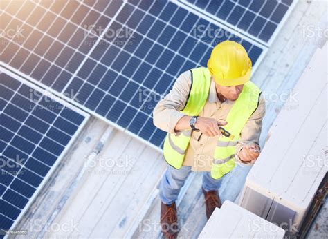 팬 Hvac 수리의 유지 보수 건축 또는 건설을 위해 지붕에 에어컨 기술자 또는 엔지니어 에어컨 핸디맨 또는 도구를 가진 작업자가 도시 개발 프로젝트 작업을 수행합니다