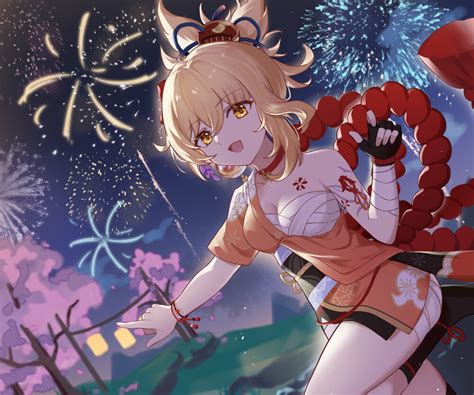 Обои на рабочий стол Naganohara Yoimiya Genshin Impact бежит под ночным небом среди фейерверков