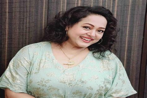 সিঁথিতে সিঁদুর হাতে শাঁখা পলা চেনা মিষ্টি হাসিতে অলঙ্কার ঝরে পড়ল