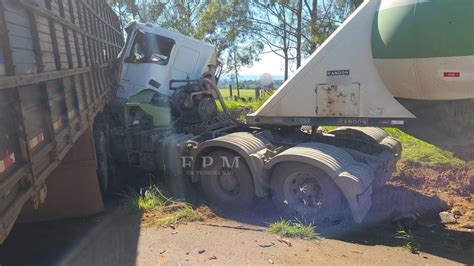 Motorista fica ferido após colisão entre dois caminhões na rodovia