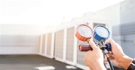 기술자는 에어컨 에어컨 충전을 위한 측정 장비를 점검하고 있습니다 냉각 시스템 건설 산업에 대한 스톡 사진 및 기타 이미지 건설 산업 검사 보기 공학 Istock