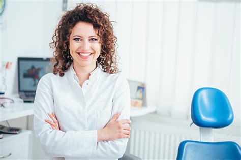 여성 치과 의사의 초상화입니다 그녀의 사무실에 서 서 그녀와 그녀는 아름 다운 미소를가지고 미소에 대한 스톡 사진 및 기타