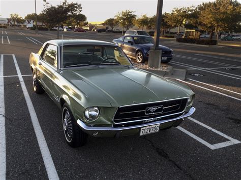 무료 이미지 녹색 클래식 자동차 머슬카 의자 가마 실물 권위 있는 1967 년 포드 머스탱 석기 골목 골동품 자동차 육상 차량 자동차 제조 자동차