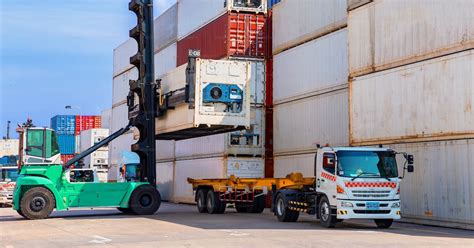 물류 운송 수입 수출 또는 운송을 위해 창고의 트럭에 컨테이너를 적재하는 지게차 사진 Unsplash의 수송 이미지