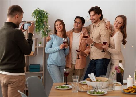 Mediano Disparó A Amigos En Una Fiesta De Cena Foto Gratis