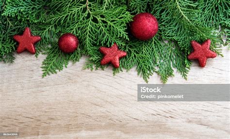 레드 스타와 나무 보드 복사 공간 새 해 복 많이 받으세요 및 Chistmas 축제 배경 개념에 크리스마스 볼 장식 소나무 잎