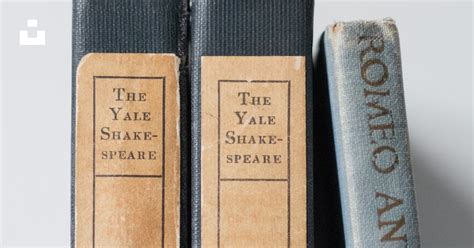 두 권의 책이 나란히 놓여 있습니다 사진 Unsplash의 무료 책 이미지