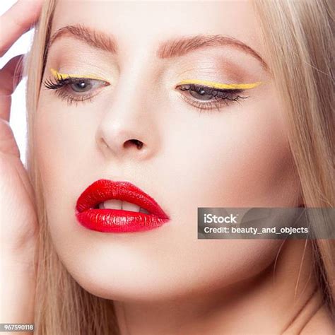 클로즈업 뷰티 소녀 얼굴 밝은 메이크업과 깨끗 한 피부와 건강관리와 의술에 대한 스톡 사진 및 기타 이미지 건강관리와 의술 건강한 생활방식 관능 Istock