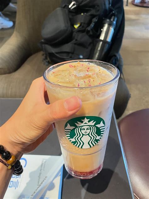 拜託去喝看看星巴克的新品：玫瑰荔枝那提 誰煙癮犯了可以來一杯 有種二手玫瑰煙的味道