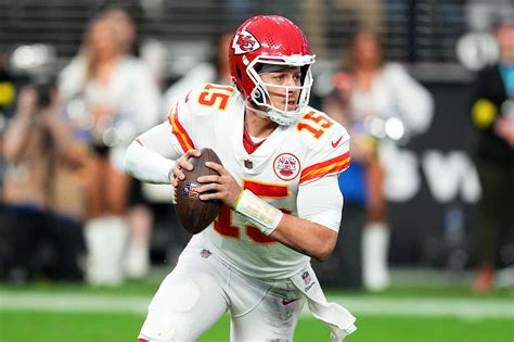 Chiefs Raiders Patrick Mahomes Sets Single Season Offensive Yards Mark