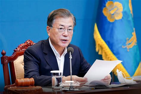 문재인 대통령은 오늘 국무회의에서 코로나 재확산의 중대 고비를 온 국민이 힘을 모아 이겨내고 있다며 방역에 힘을 모으고