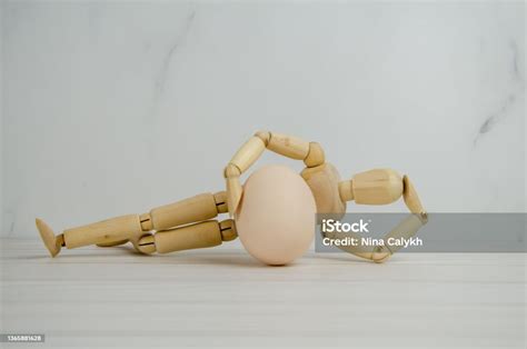 남자와 계란의 나무 인형 마네킹은 달걀 근처에 놓여 있습니다 창조적 인 이미지 개념 아이디어 육성 마네킹에 대한 스톡 사진 및