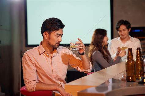 젊 은 남자 술집 술 사진 무료 다운로드 Lovepik