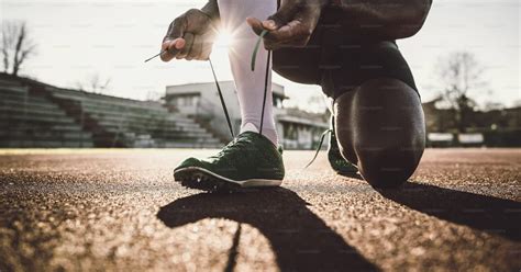 조깅화를 시도하는 남자의 클로즈업 경기장에서 달리기 트랙에서 달리는 남자 운동 선수 스포츠 라이프스타일 개념 사진 Unsplash의 이탈리아 이미지