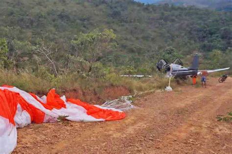 Paraquedas da aeronave Cirrus SR22 salva seis pessoas após pane neste