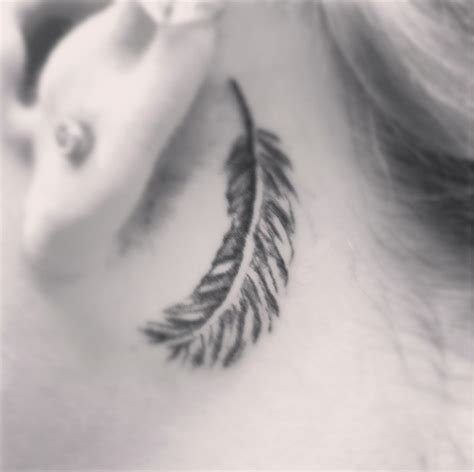Këto tatuazhe pas veshit janë aq të bukura sa nuk do ti mbuloni kurrë
