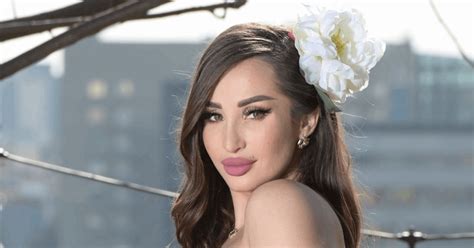 أطلت ببطن مكشوف ومنتفخ فنانة لبنانية ترقص بحماسة في آخر أيام حملها
