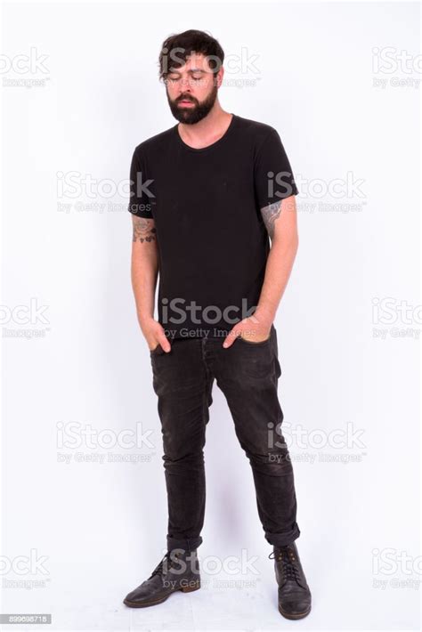 파란 눈과 문신 흰색 배경에 서 있는 잘생긴 수염된 남자의 전체 길이 총 심각한에 대한 스톡 사진 및 기타 이미지 심각한