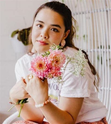 鍾麗緹混血女兒曬唯美寫真，滿臉雀斑自信優雅，手捧鮮花楚楚動人 每日頭條