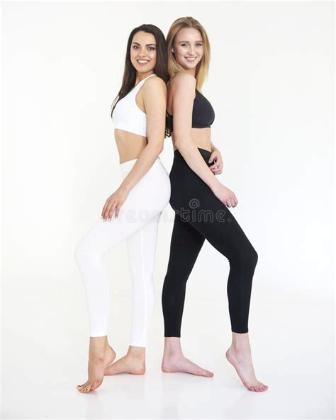 Duas Meninas Do Esporte Louras Em Preto E Em Moreno No Branco No Branco
