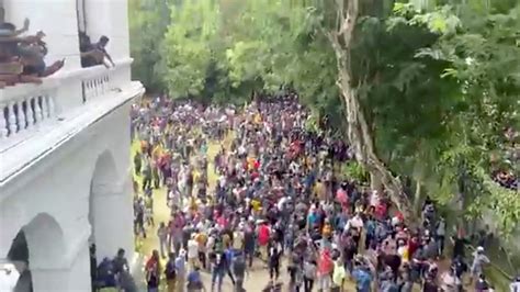 Sri Lankan Protesters Storm The Presidential Building Kimdeyir