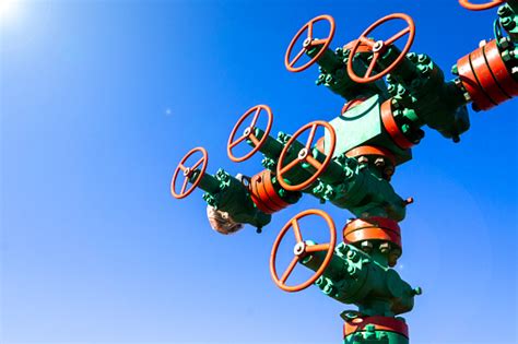 파이프 라인 밸브와 석유 및 가스 처리 공장 석유 및 가스 산업의 오일 파이프 라인 밸브 밸브는 화창한 여름 날에 필드에 석유 파이프 라인을 플러그 가솔린에 대한 스톡 사진