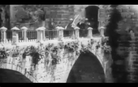 عكا الجسر المعلق المؤدي الى داخل سجن القلعة عام 1920 عكا نت