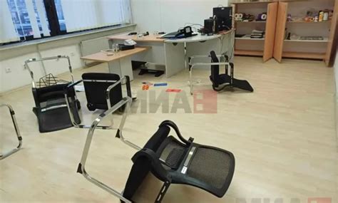 Brava E Thyer Dhe Karrige Të Shpërndara Demolohet Zyra E Inspektoratit Shtetëror Për