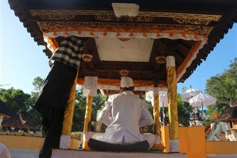 Tata Cara Dan Urutan Persembahyangan Di Pura Penataran Ped