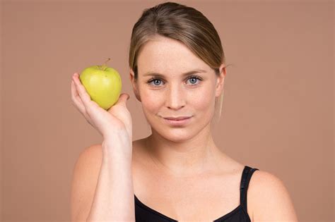 귀여운 소녀 처럼 먹을에이 사과과 Frute 음식 개념에 대한 스톡 사진 및 기타 이미지 개념 개념과 주제 건강관리와