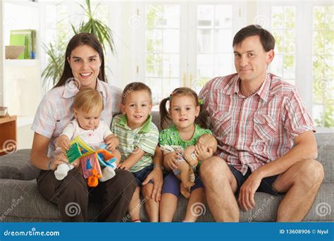 Retrato De La Familia Nuclear En El País Foto De Archivo Imagen De