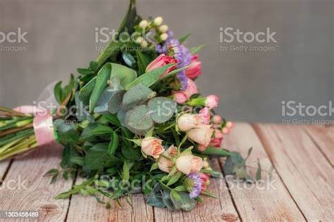 나무 테이블에 혼합 콜로풀 꽃의 아름다운 꽃다발의 가까이 가족 사업 꽃집 작업으로 꽃 가게와 꽃 배달의 개념 0명에 대한 스톡 사진 및 기타 이미지 Istock
