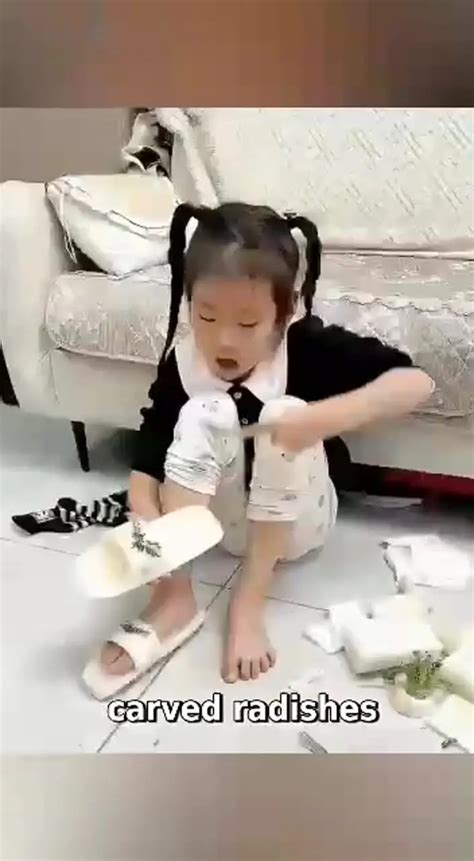 مجسمه سازی دختر کوچولو با انواع خوراکی ها