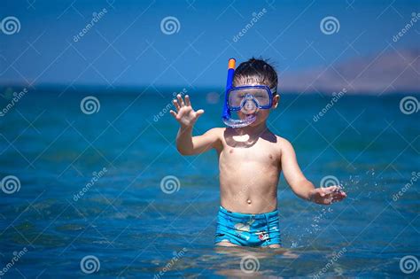 заплывание Snorkel моря маски мальчика Стоковое Изображение