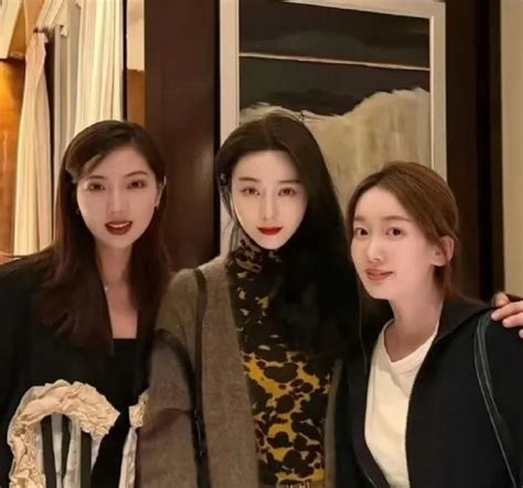 43岁范冰冰豹纹风私服放得开，随性私下聚会尽显女神范，一身搭配攻略请收好！