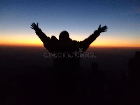 Silueta De Una Persona Feliz Al Atardecer Imagen De Archivo Imagen De