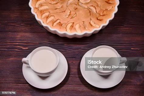 빨간 나무 배경에 잘 익은 사과의 수제 파이 큰 사과 파이와 우유 2 컵 마호가니 나무 타벨에 과일 케이크 0명에 대한 스톡 사진 및 기타 이미지 Istock