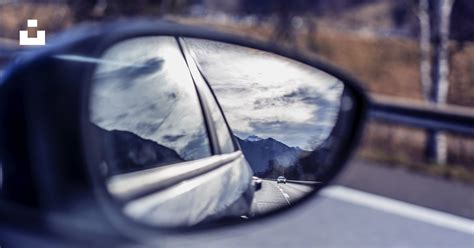 Foto El Espejo Retrovisor Lateral De Un Automóvil Que Refleja Las