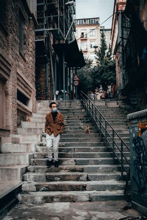 걷고 있는 계단 남자 내려가는 도시 마스크 부수적 인 사람들 성인 소도시 아래층 안경 야외에서 얼굴 지역