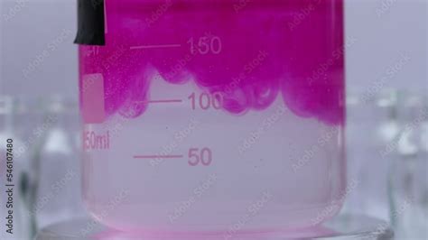 Vidéo Stock An Exciting Process Of Coloring An Alkaline Solution Of