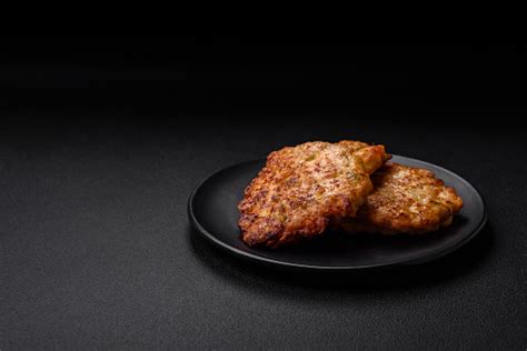 소금 향신료 및 허브를 곁들인 맛있는 신선한 다진 닭고기 커틀릿 가금류에 대한 스톡 사진 및 기타 이미지 가금류 건강한