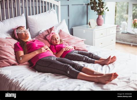 Mutter Und Kleine Tochter Liegen Auf Dem Bett Stockfotografie Alamy