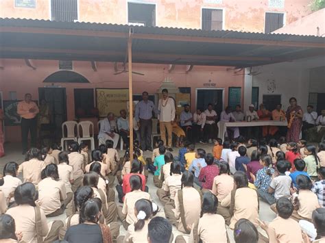 महात्मा गांधी माध्यमिक स्कूल में पंखों का वितरण मैनेजर ने बैंक कार्यों