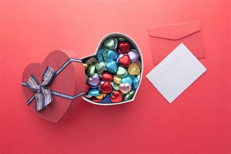 기념 기념일 낭만적 인 선물 낭만적인 놀라다 다채로운 다채로운 초콜릿 달콤한 로맨스 리본 머리 위로 메시지