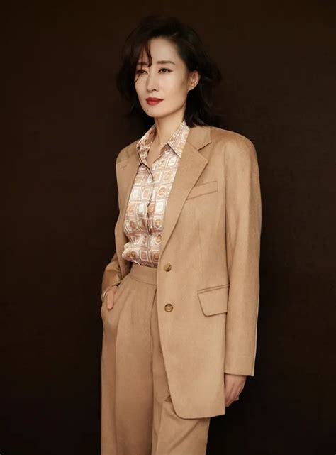 刘敏涛媚眼如丝，红色吊带大秀性感，风韵犹存 知乎