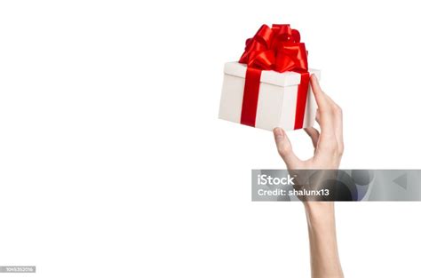 축 하와 선물의 테마 화이트 레드 리본 및 활 스튜디오에서 흰색 배경에 고립 된 가장 아름 다운 선물 상자에 포장 하는 선물을