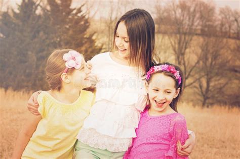 Deux Petites Filles Heureuses Embrassant Et Riant Du Parc Photo Stock